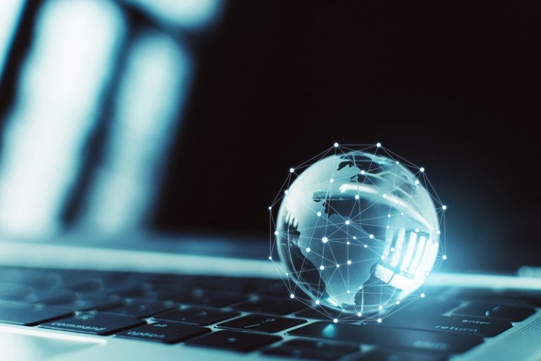 What are the key features of the Aruba 6400 switch? (Compare) - Router ...